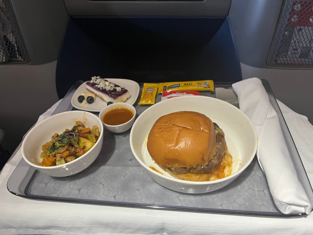 We tried two inflight burgers to see which US airline does it best ...