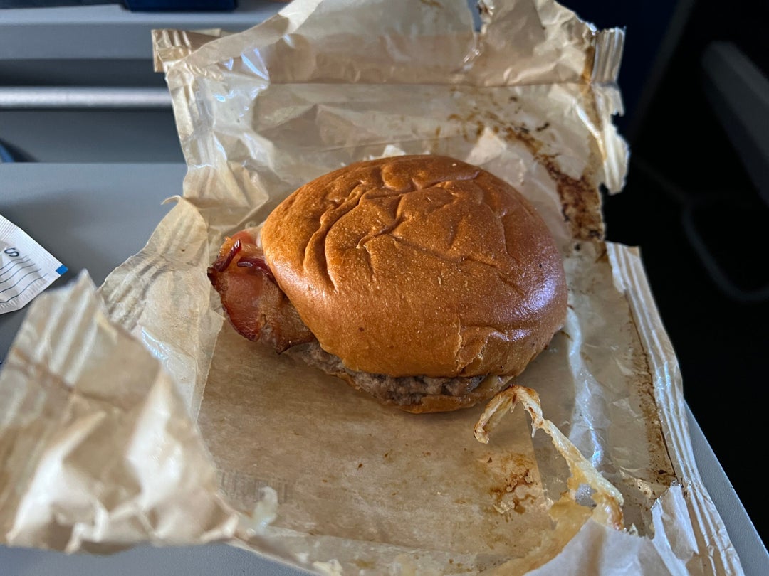 We tried two inflight burgers to see which US airline does it best ...