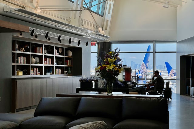 How to get United Club lounge access: From credit cards to paid lounge ...