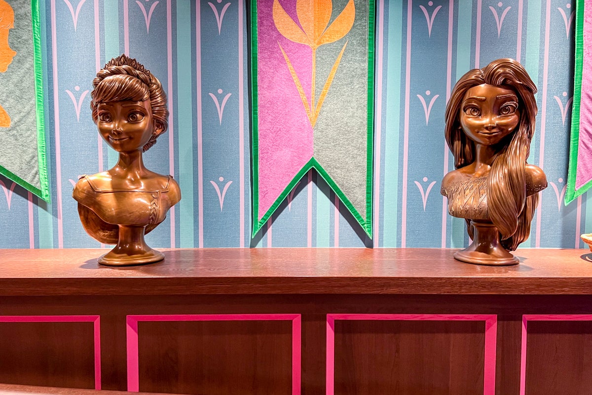 What to expect at Arendelle: A Frozen Dining Adventure on Disney Wish ...