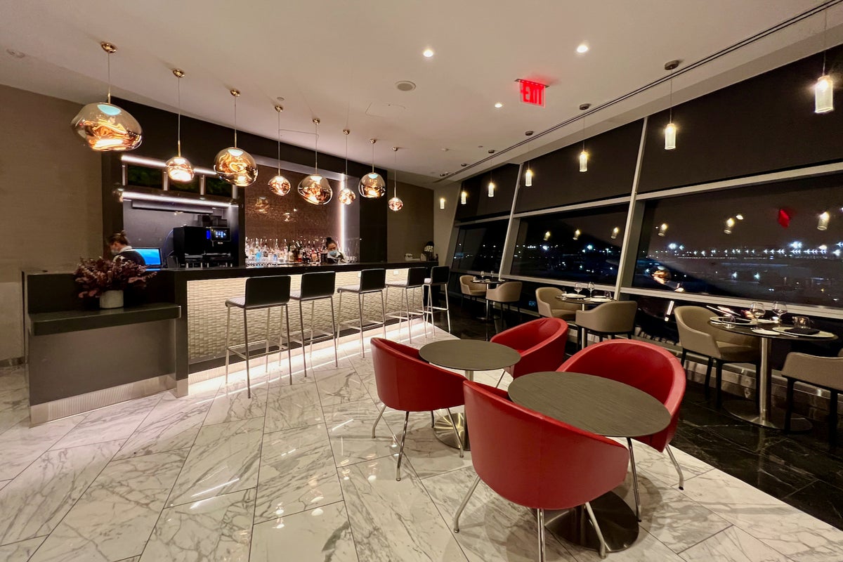 Comparing Qatar's award-winning Qsuite with American's top cabin ...