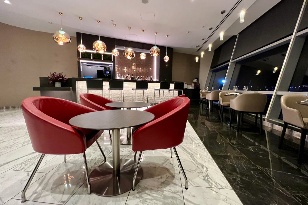 Comparing Qatar's award-winning Qsuite with American's top cabin ...