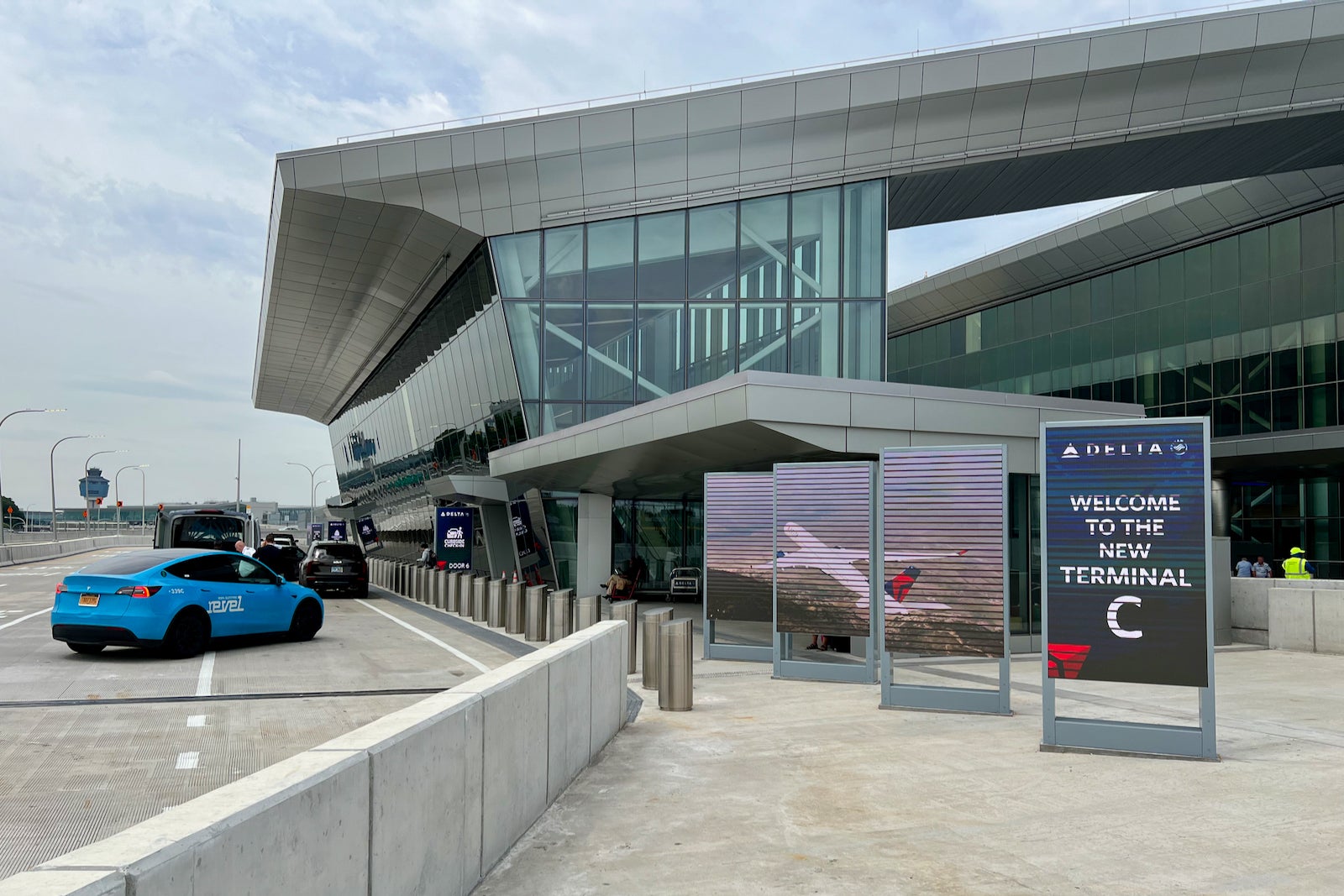 Flying Delta's 1st 'new' Airbus A350, with unique business-class cabins ...