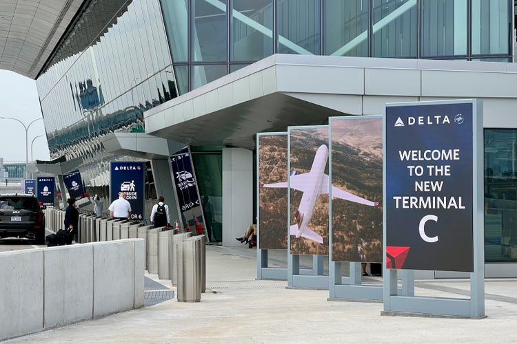 Flying Delta's 1st 'new' Airbus A350, with unique business-class cabins ...