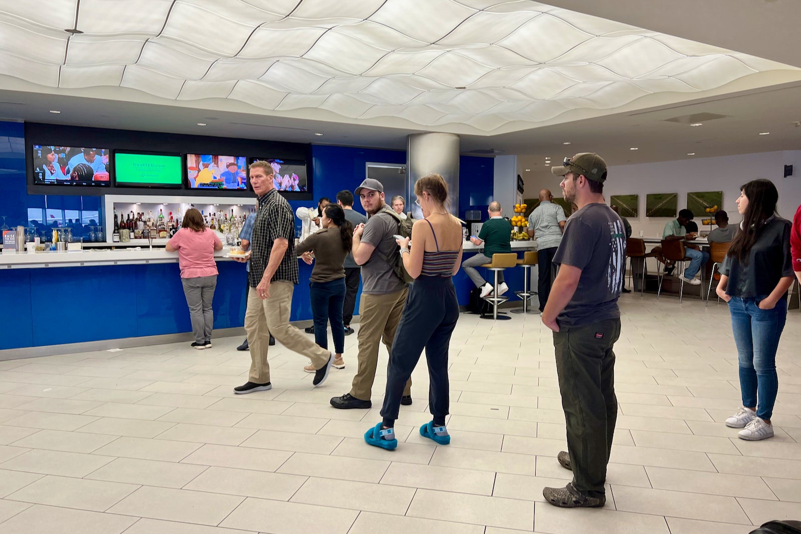 Delta overhauls Sky Club access policy, makes big cuts to reduce ...