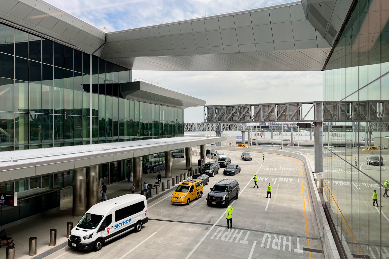 Flying Delta's 1st 'new' Airbus A350, with unique business-class cabins ...