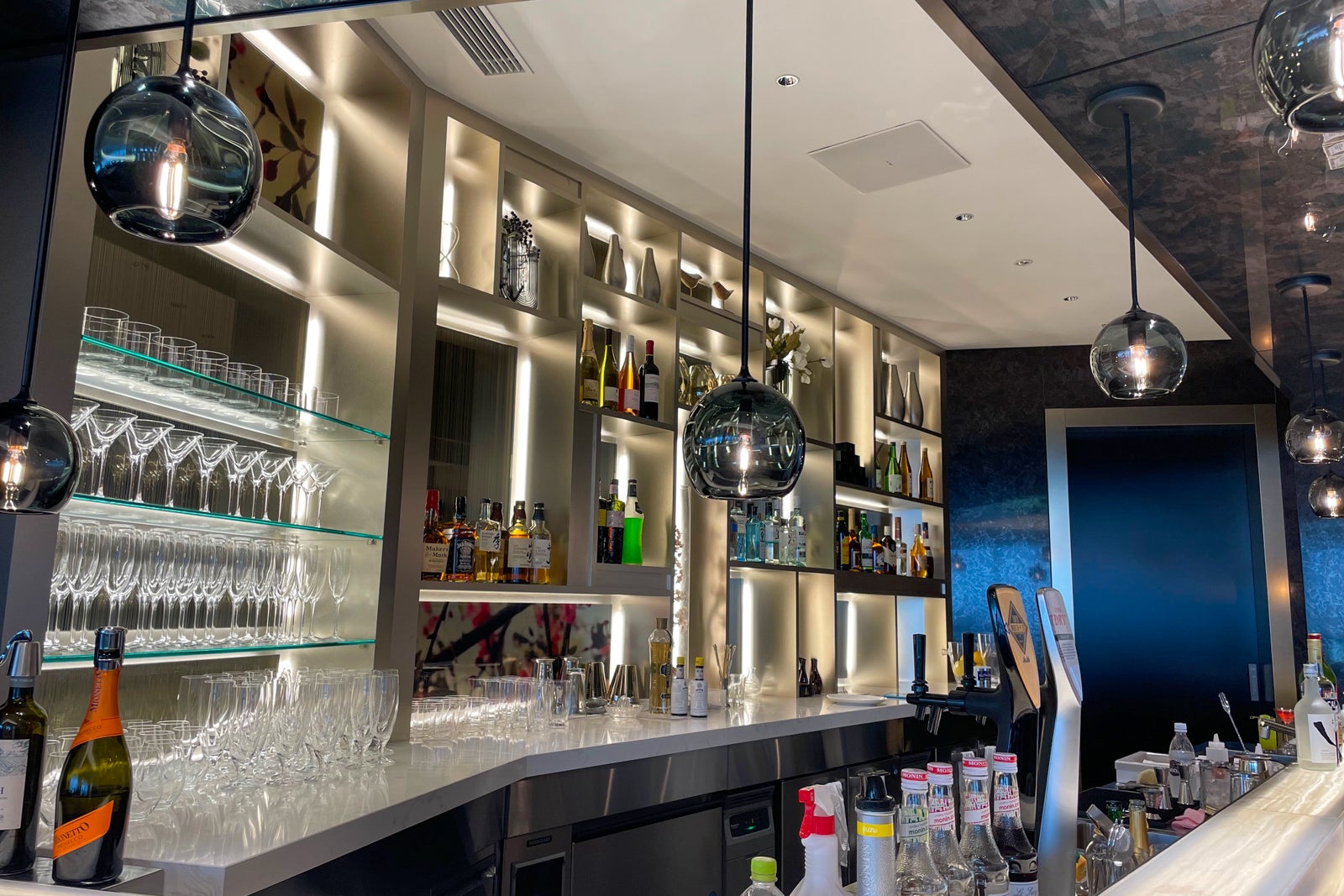 Delta opens brand-new Sky Club at Tokyo's Haneda airport with Japanese ...