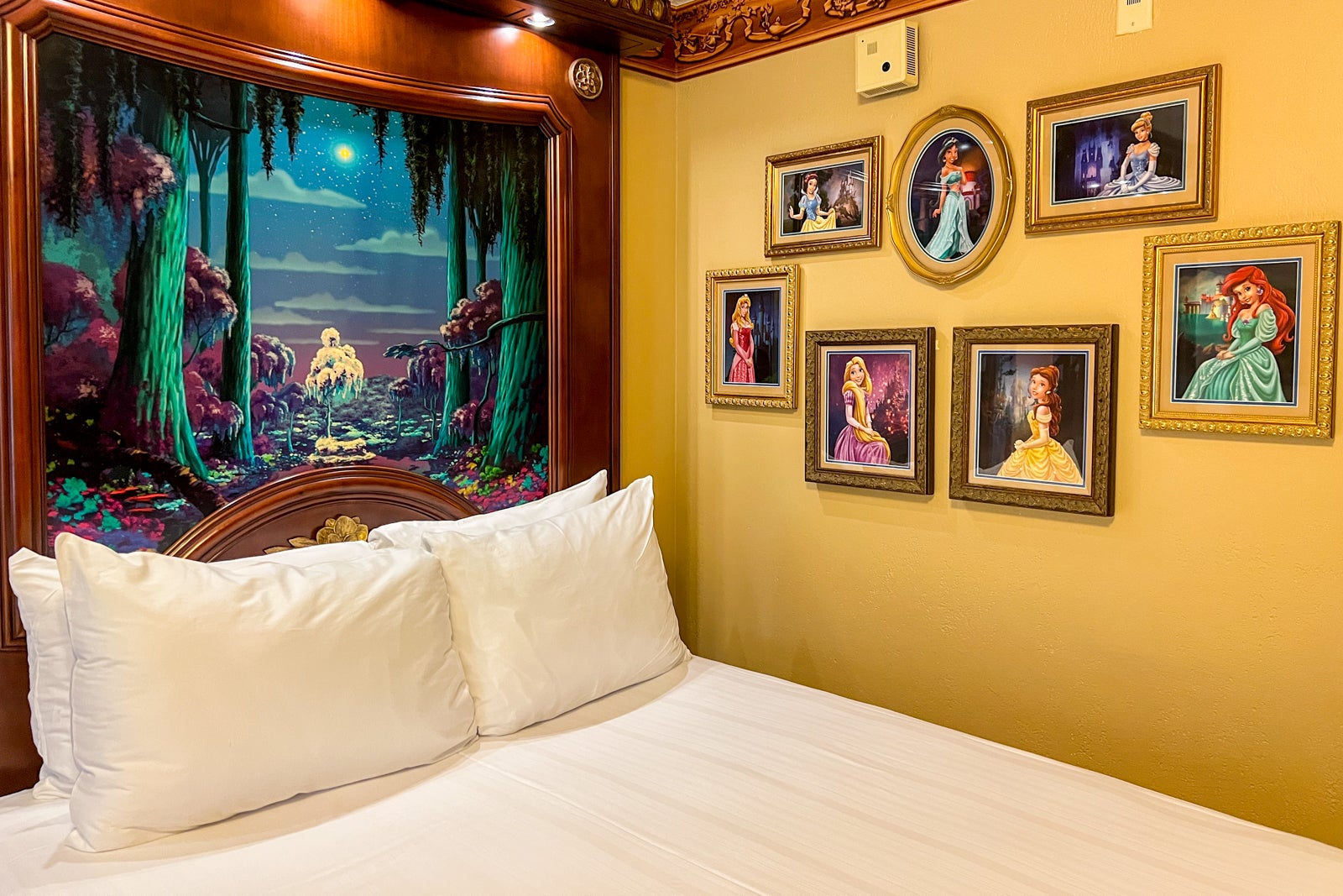 Staying in a Royal Guest Room at Disney's Port Orleans Resort ...