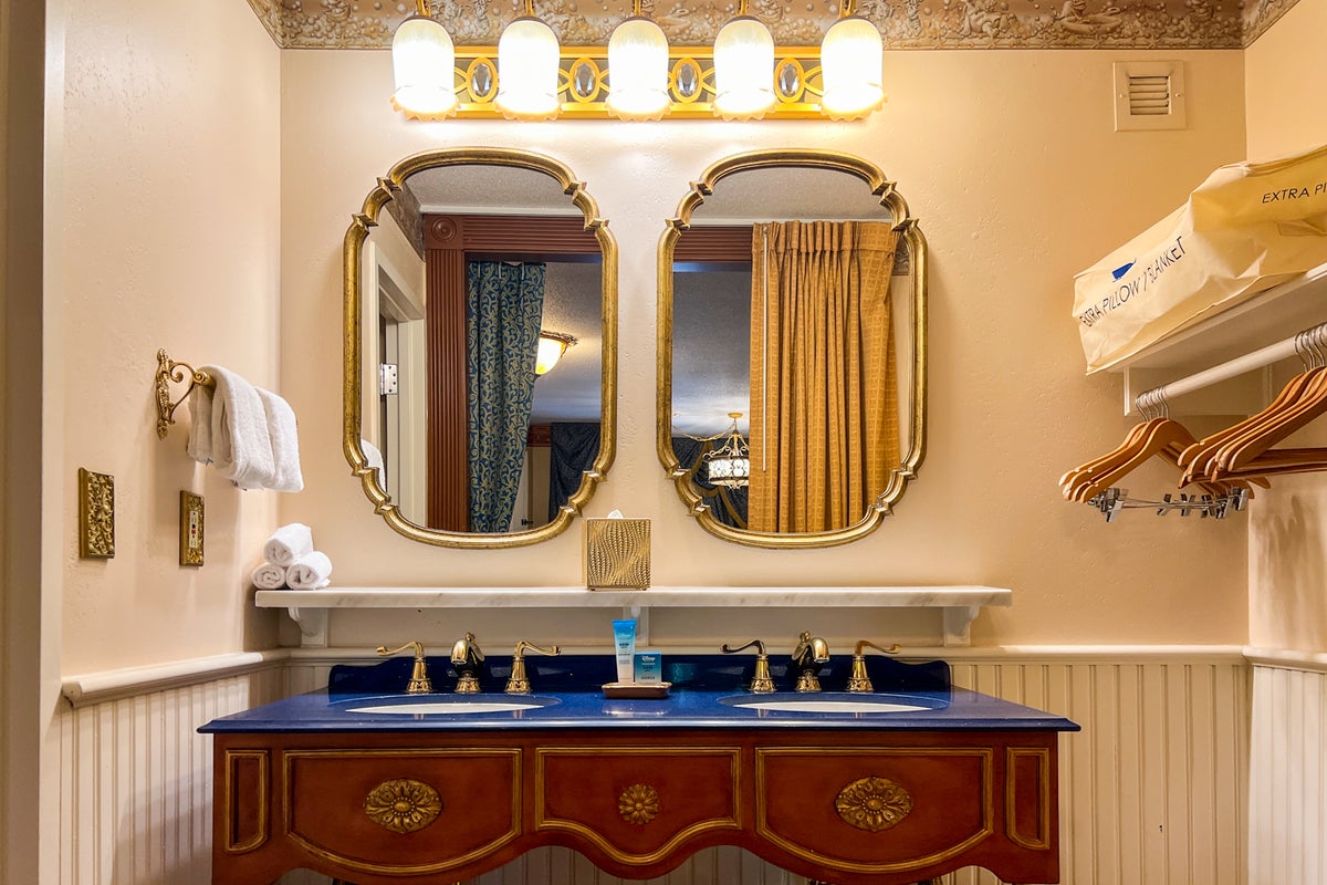 Staying in a Royal Guest Room at Disney's Port Orleans Resort ...