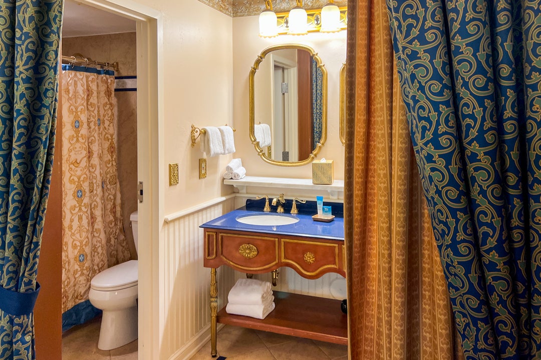 Staying in a Royal Guest Room at Disney's Port Orleans Resort ...