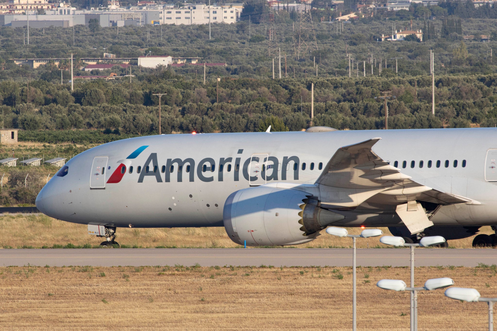 How to inexpensively earn Oneworld Emerald status - The Points Guy