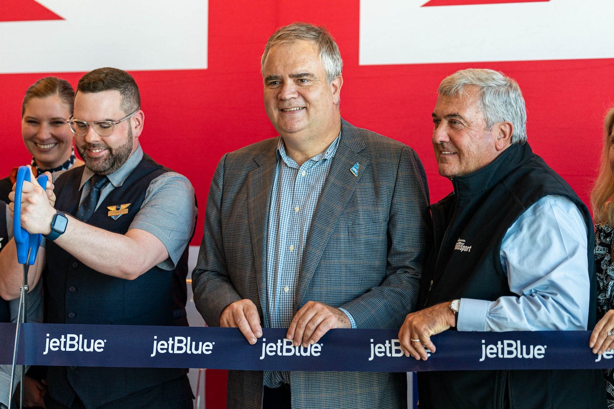 JetBlue inaugural flight from Boston to London lands at Gatwick - The ...