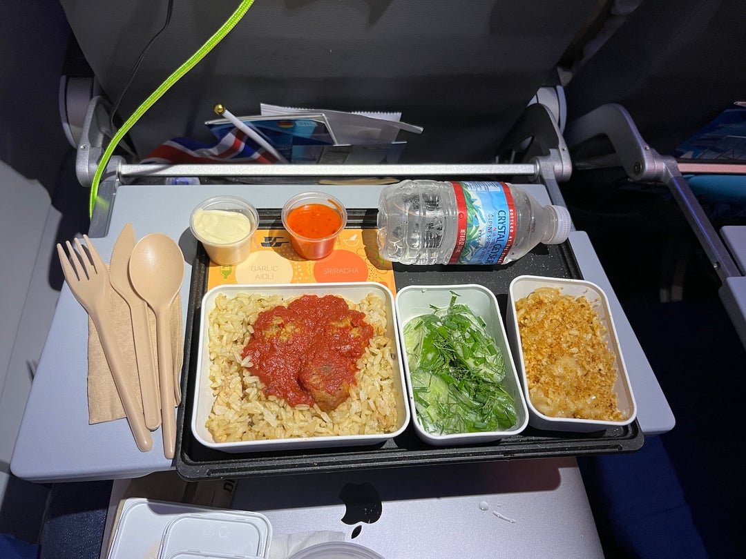 JetBlue ditches hot meals for cold in coach on transatlantic flights ...