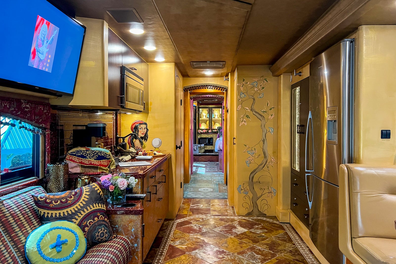 My ‘9 to 5’ sent me to sleep in Dolly Parton’s $10,000 tour bus suite ...