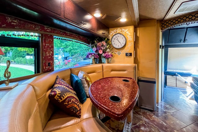 My ‘9 to 5’ sent me to sleep in Dolly Parton’s $10,000 tour bus suite ...