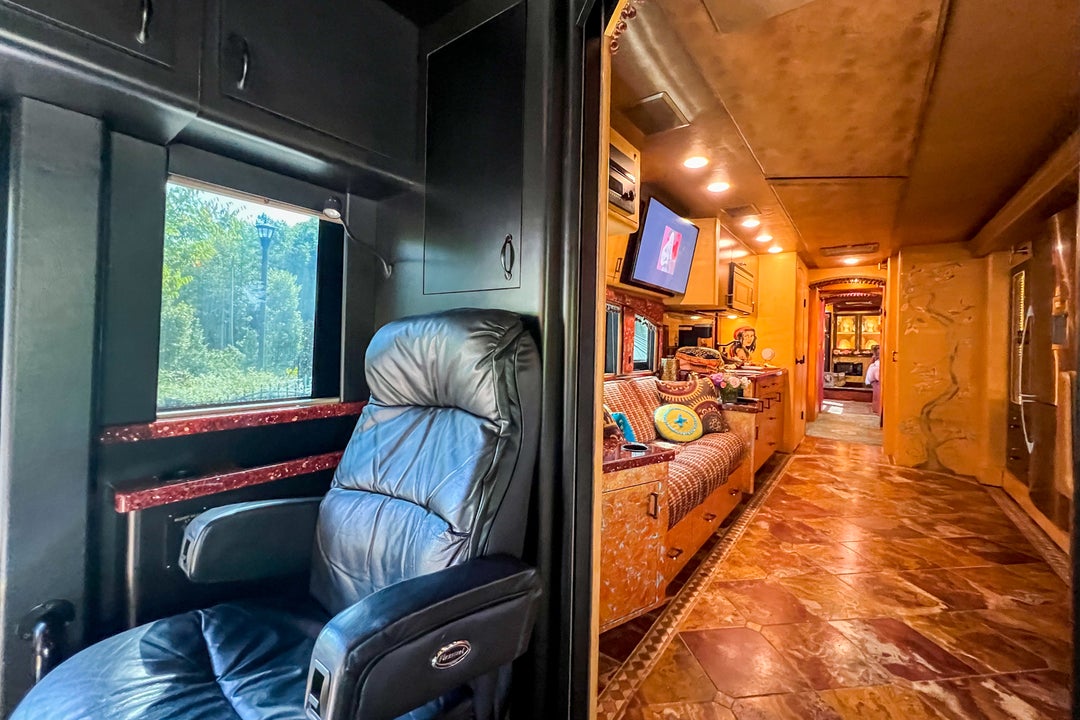 My ‘9 to 5’ sent me to sleep in Dolly Parton’s $10,000 tour bus suite ...