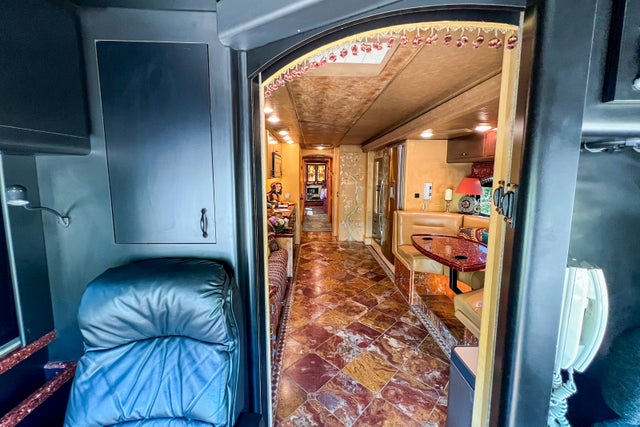 My ‘9 to 5’ sent me to sleep in Dolly Parton’s $10,000 tour bus suite ...