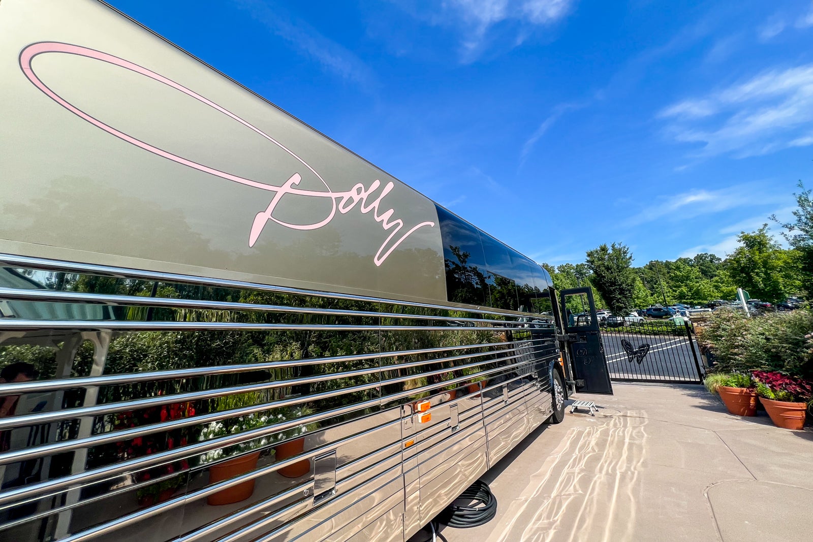 My ‘9 to 5’ sent me to sleep in Dolly Parton’s $10,000 tour bus suite ...