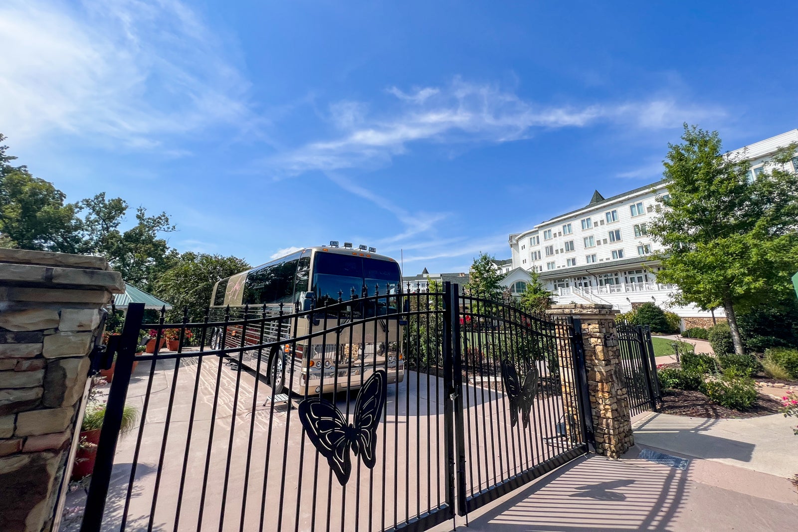 My ‘9 to 5’ sent me to sleep in Dolly Parton’s $10,000 tour bus suite ...