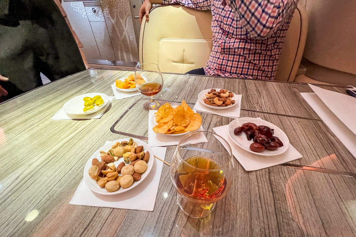 Emirates A380 onboard bar and lounge guide - The Points Guy