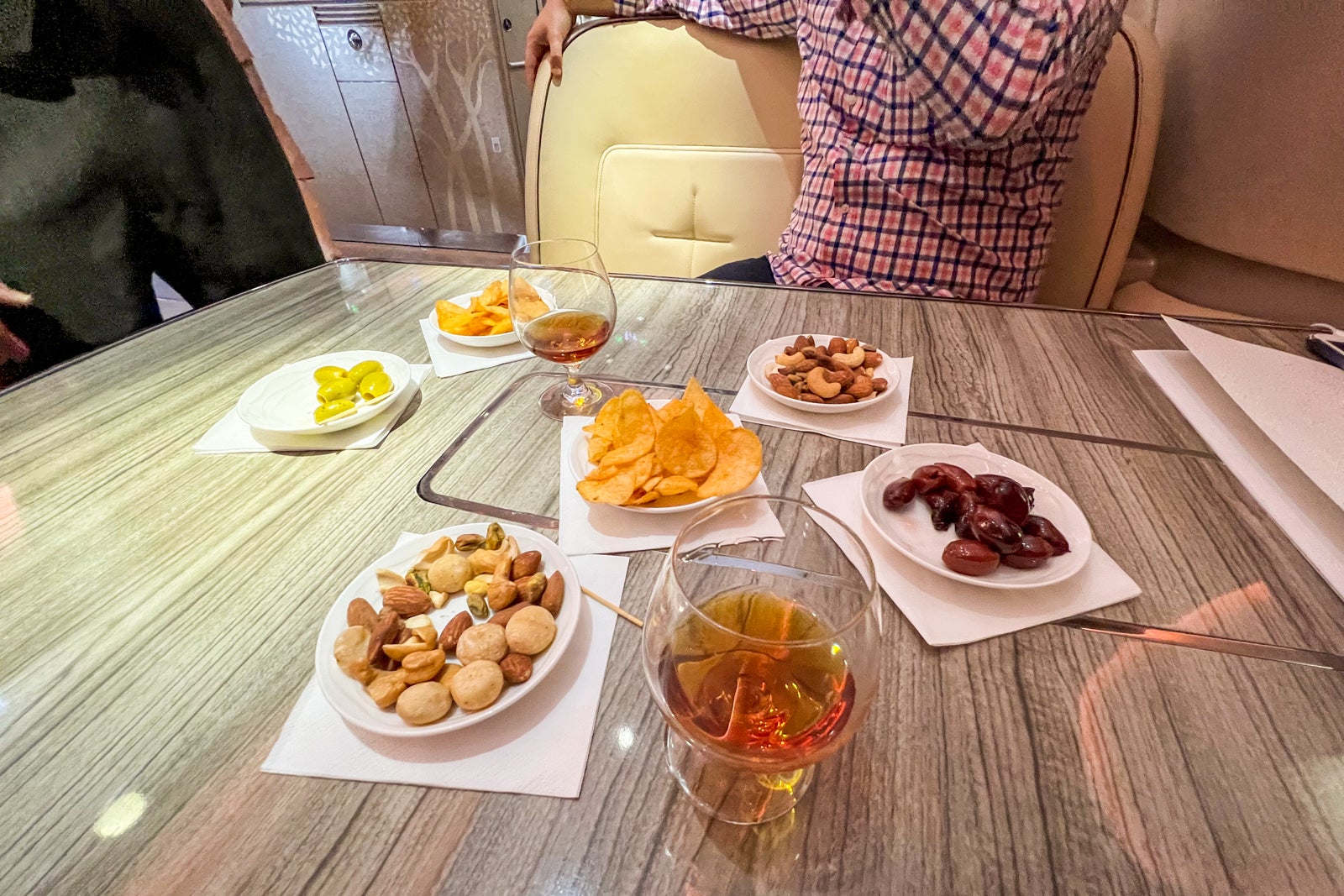 Emirates A380 onboard bar and lounge guide - The Points Guy