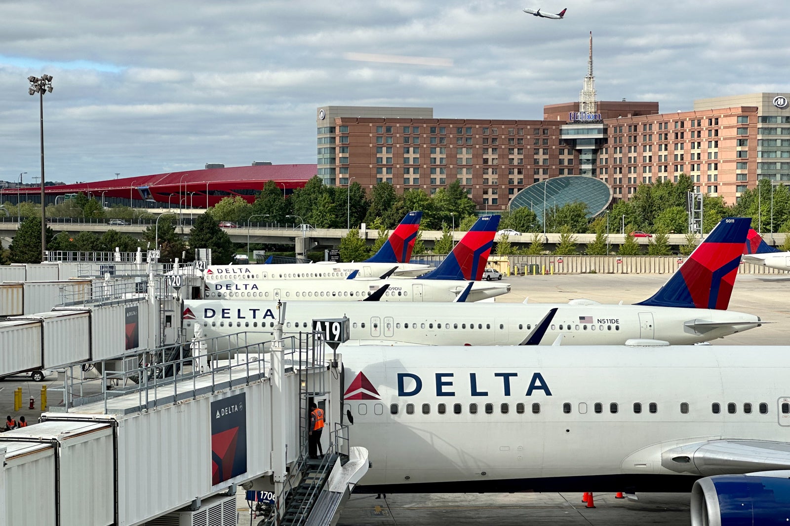 Delta inaugurates used Boeing 737s that are missing Wi-Fi, TVs - The ...