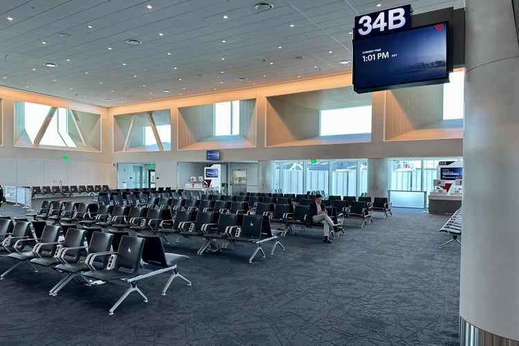 Delta debuts 9 new gates at LAX as Sky Way terminal gets premium-heavy ...