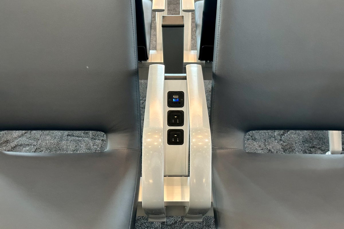 Delta debuts 9 new gates at LAX as Sky Way terminal gets premium-heavy ...