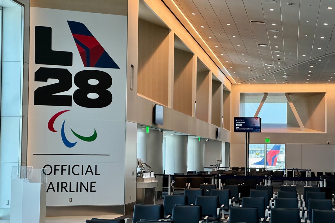 Delta debuts 9 new gates at LAX as Sky Way terminal gets premium-heavy ...