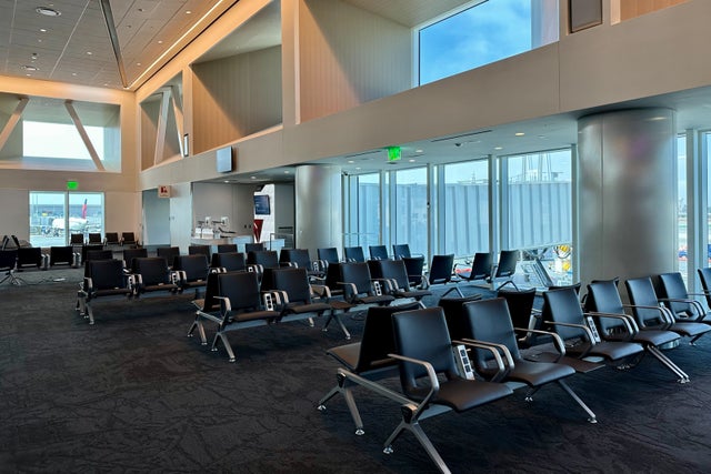 Delta debuts 9 new gates at LAX as Sky Way terminal gets premium-heavy ...