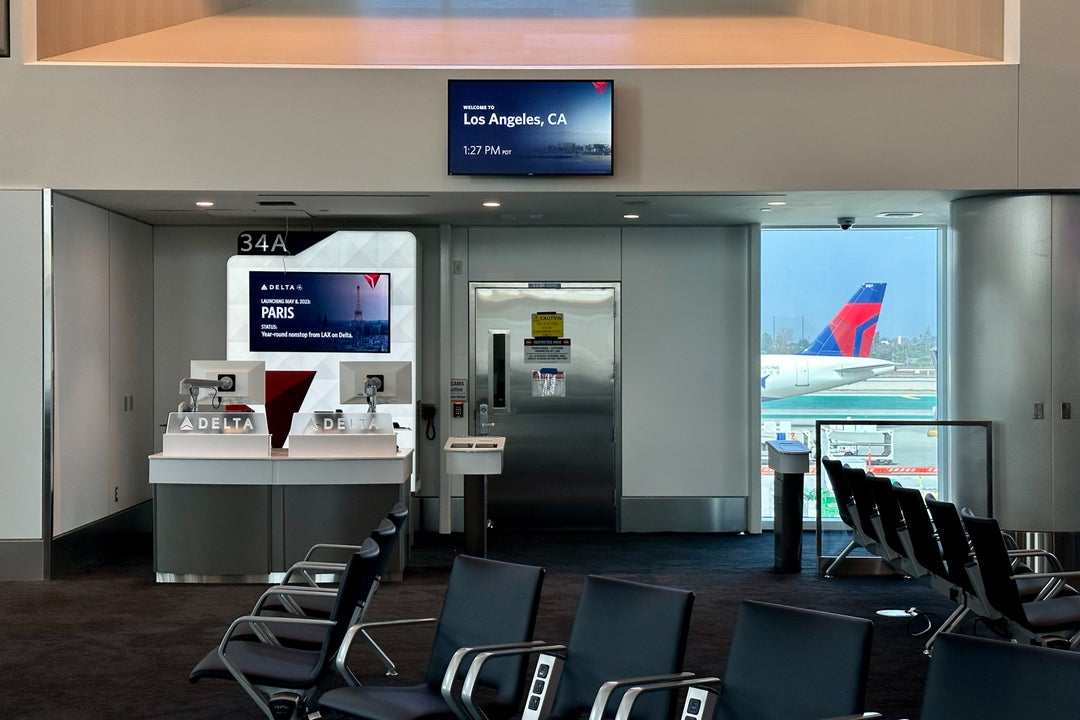 Delta debuts 9 new gates at LAX as Sky Way terminal gets premium-heavy ...
