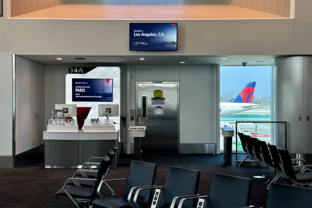 Delta debuts 9 new gates at LAX as Sky Way terminal gets premium-heavy ...