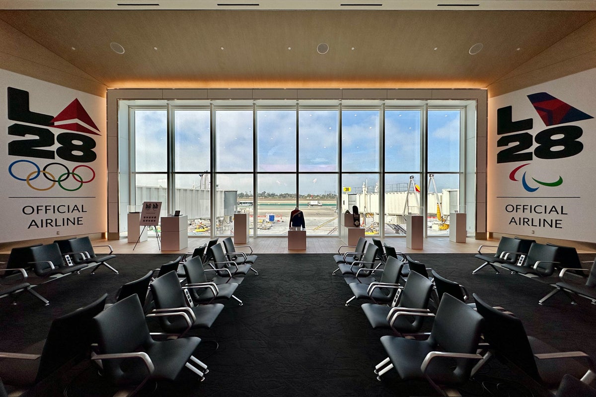 Delta debuts 9 new gates at LAX as Sky Way terminal gets premium-heavy ...