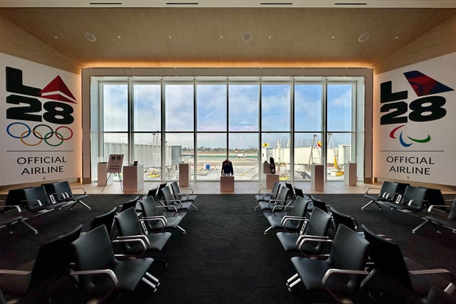 Delta debuts 9 new gates at LAX as Sky Way terminal gets premium-heavy ...