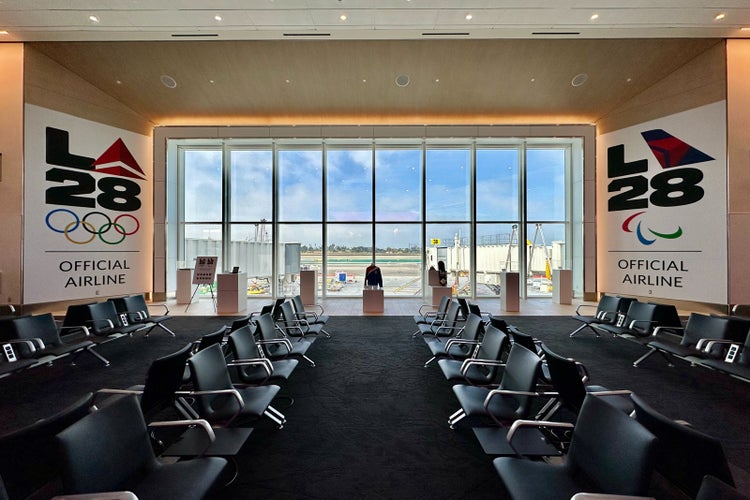Delta debuts 9 new gates at LAX as Sky Way terminal gets premium-heavy ...