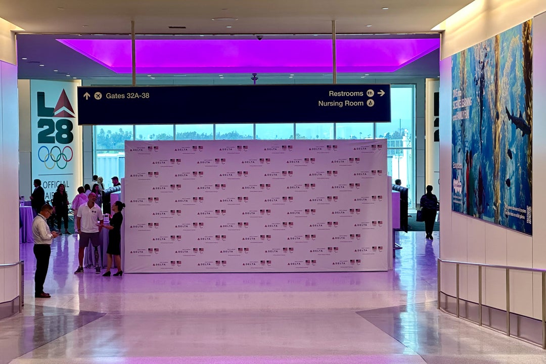 Delta debuts 9 new gates at LAX as Sky Way terminal gets premium-heavy ...