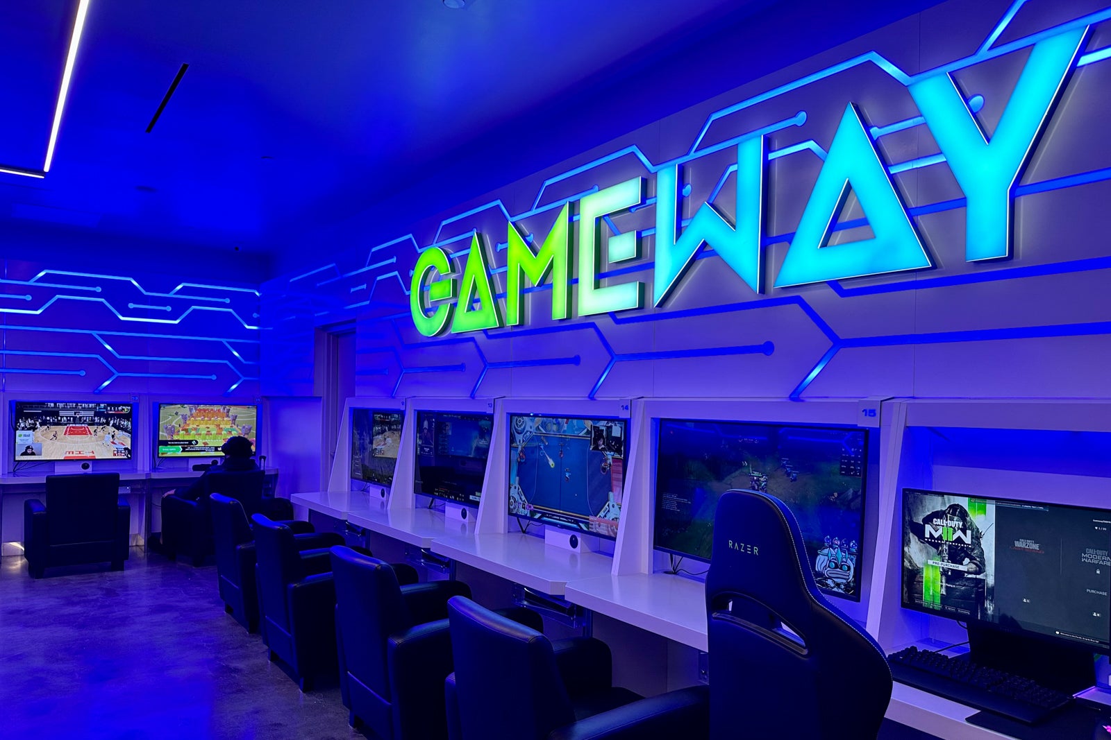 Delta debuts 9 new gates at LAX as Sky Way terminal gets premium-heavy ...