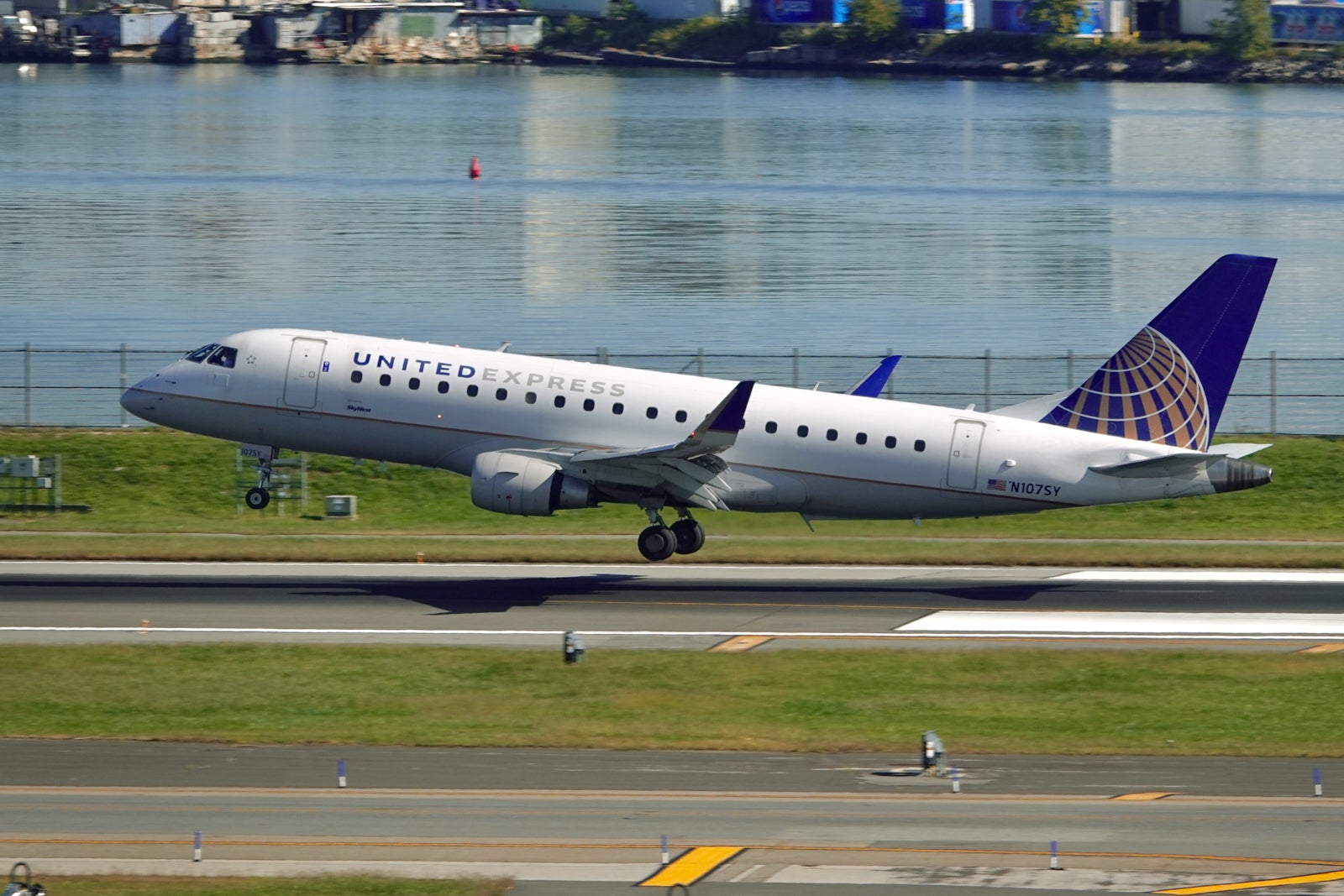 United Express carrier CommuteAir takes steps to add Embraer E175s ...
