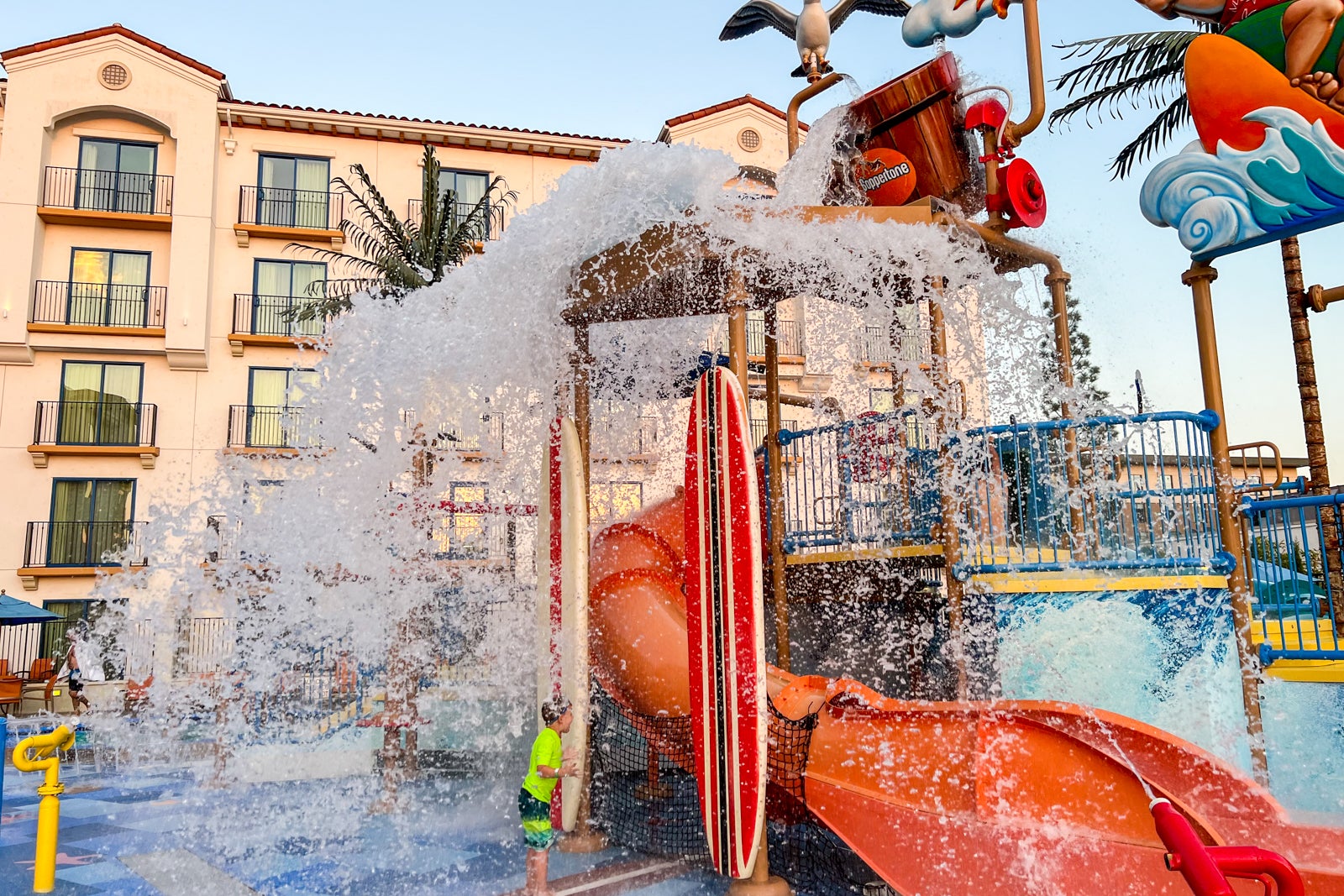 A $700 room steps from Disneyland: Inside the fabulous Courtyard Anaheim Theme Park Entrance ...