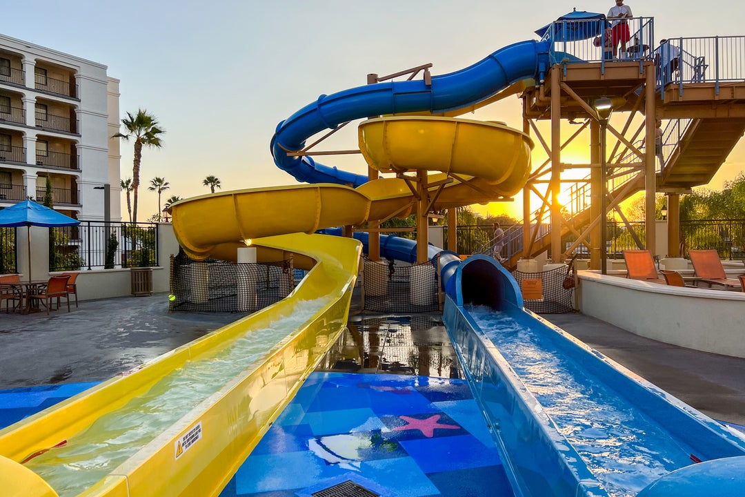 A $700 room steps from Disneyland: Inside the fabulous Courtyard Anaheim Theme Park Entrance ...