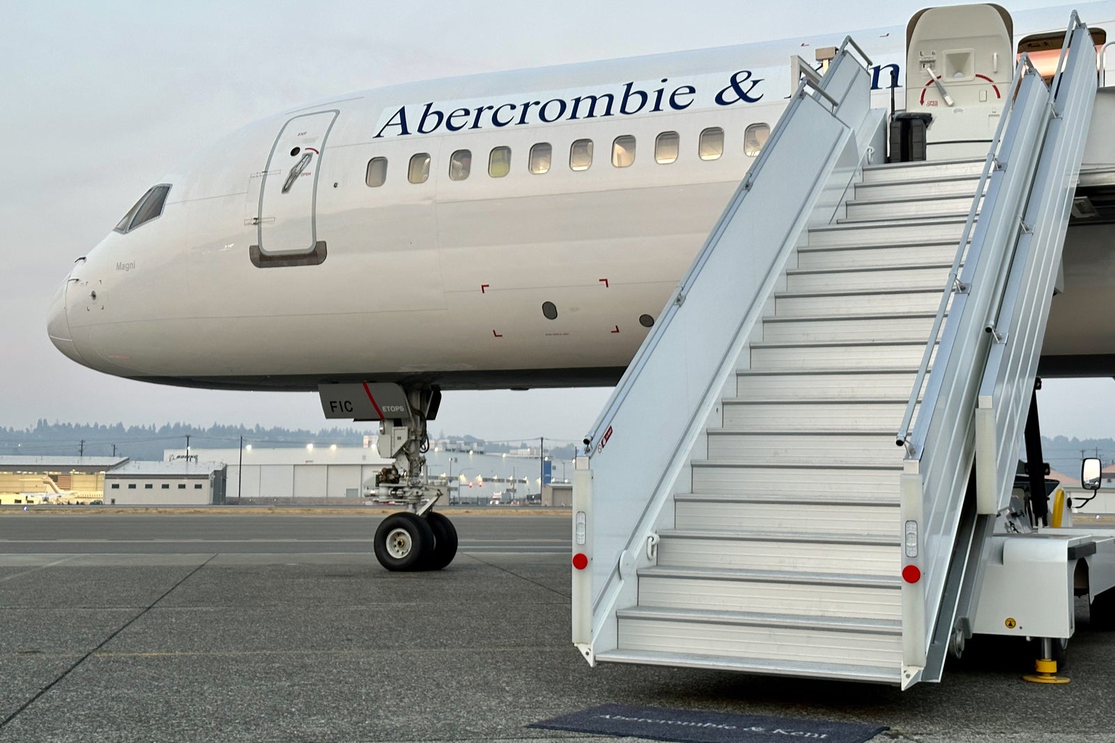 An exclusive look inside the $160,000-a-seat private Boeing 757 charter ...