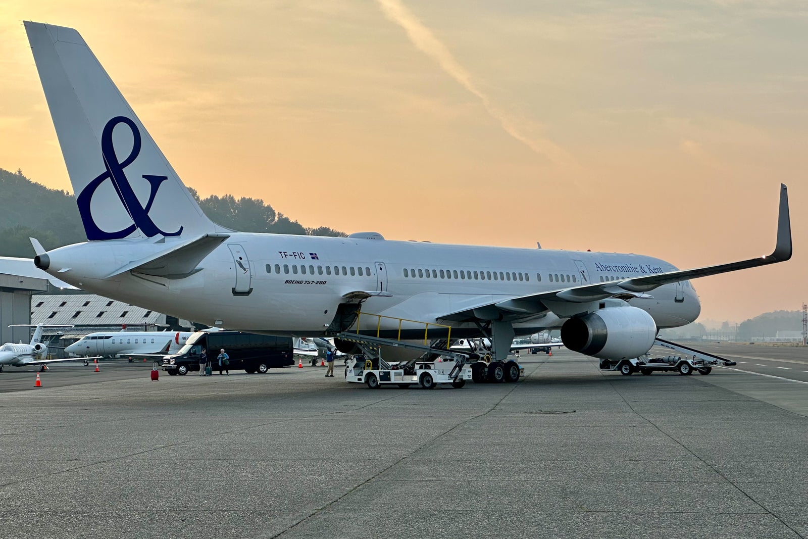 An exclusive look inside the $160,000-a-seat private Boeing 757 charter ...