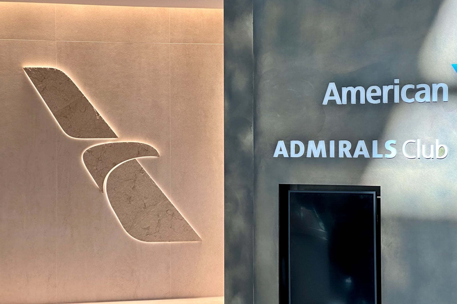 Inside American's stunning new DCA Admirals Club, the first of its kind ...