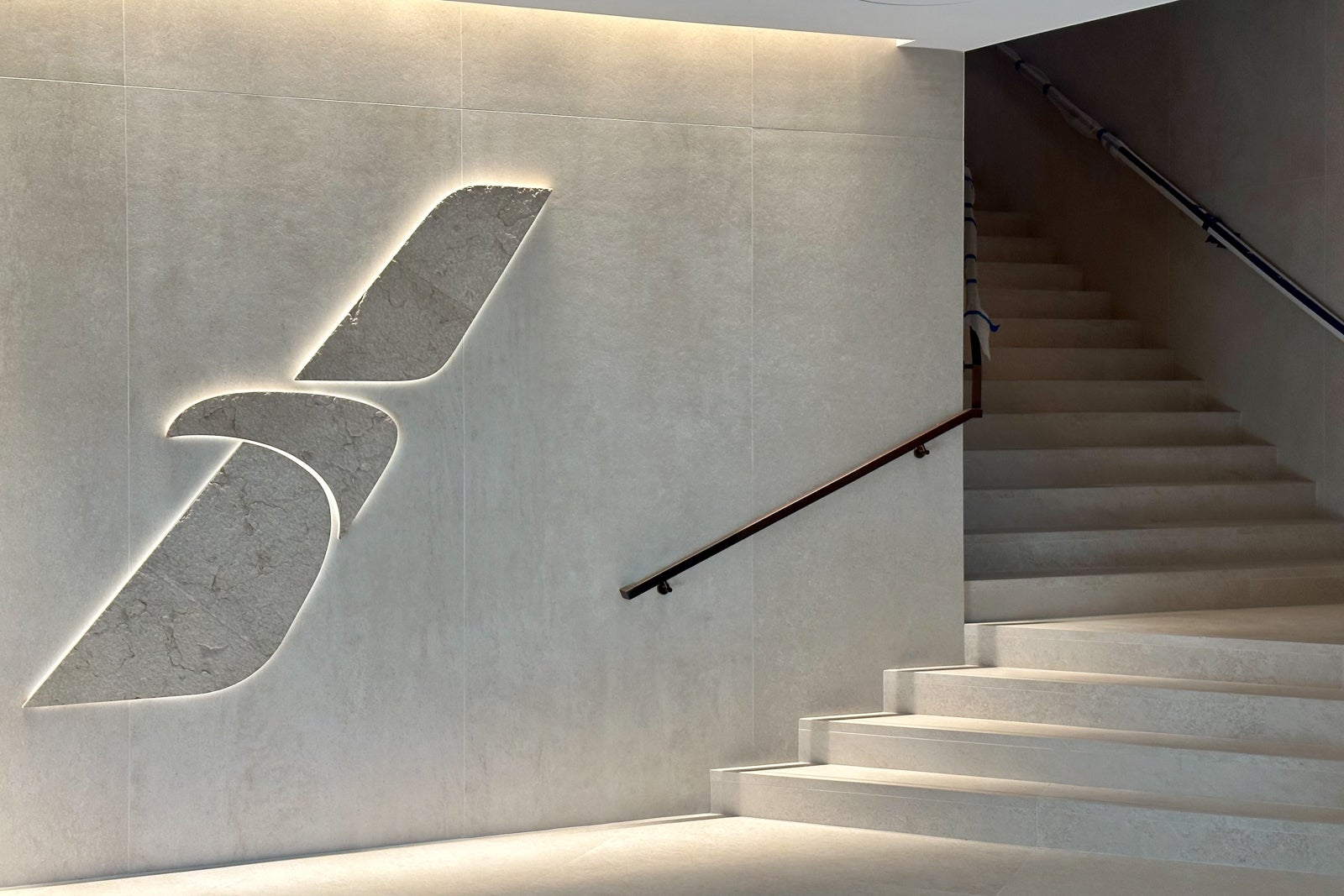 Inside American's stunning new DCA Admirals Club, the first of its kind ...