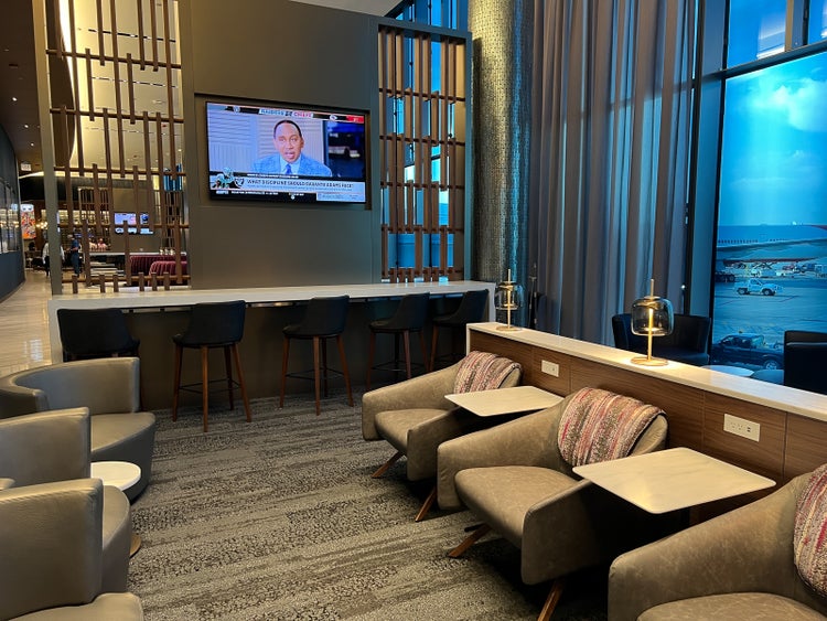 First look: Delta unveils new Sky Club and T5 gates at Chicago's O'Hare ...