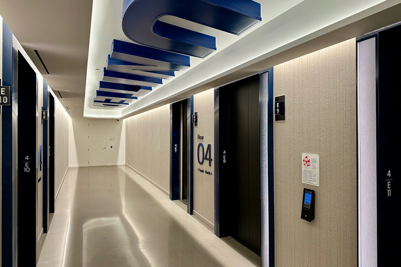 Touring United’s renovated Chicago headquarters in the Willis Tower ...
