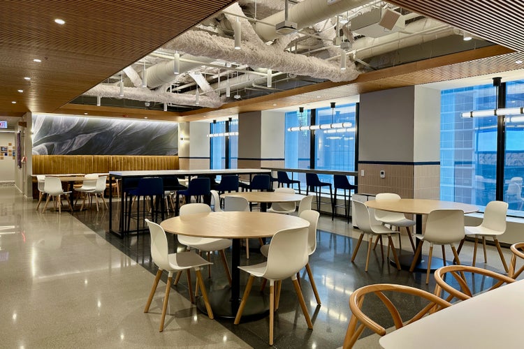 Touring United’s renovated Chicago headquarters in the Willis Tower ...