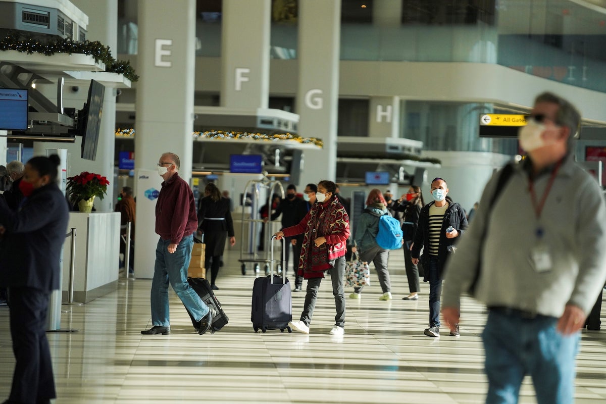 Airlines say they're prepared for busy holiday season, with 10% more ...