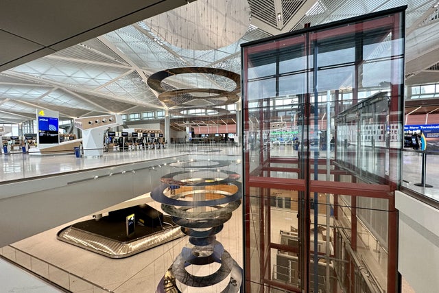 Newark's new terminal expands with 7 new gates, 2 soon-to-open lounges ...