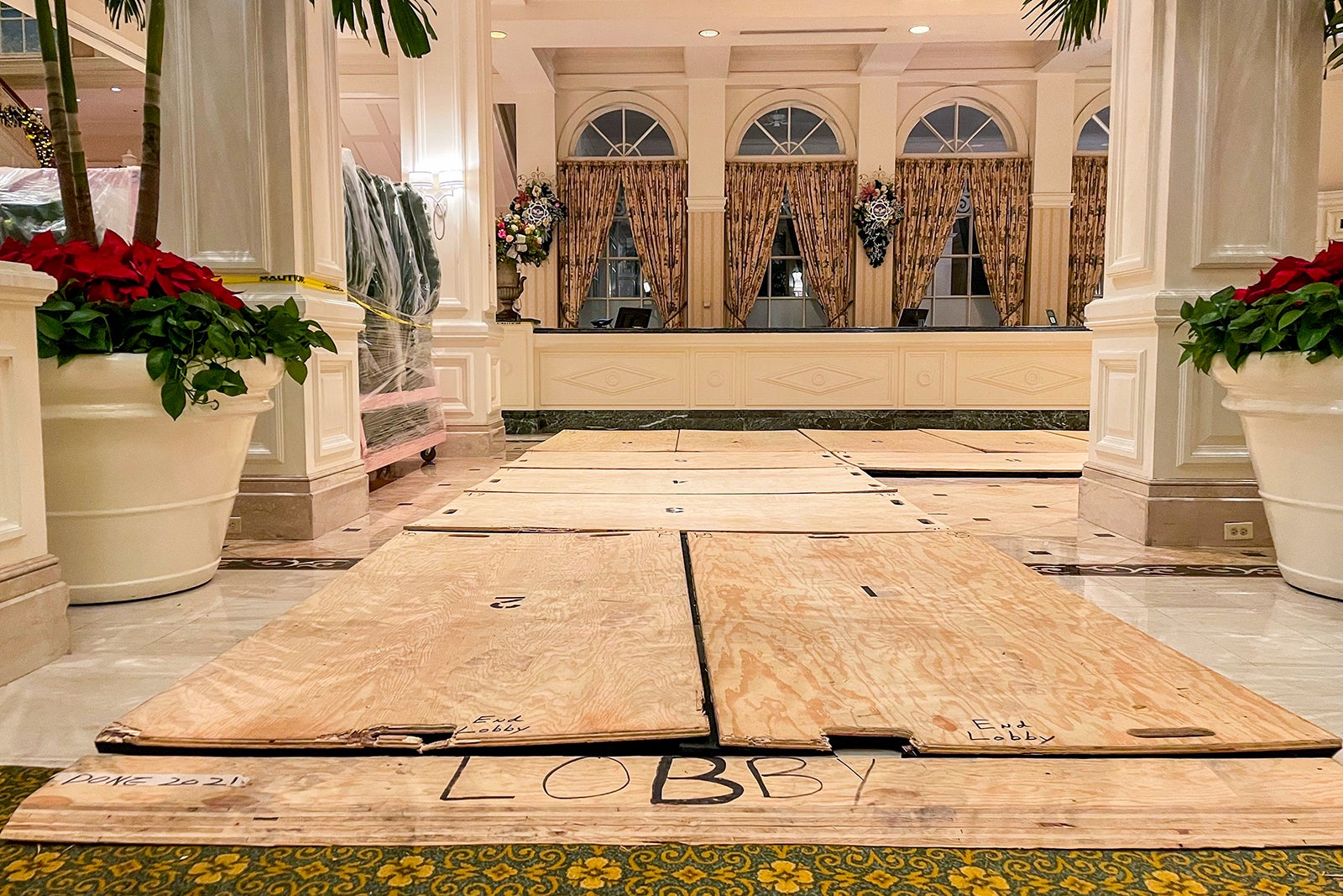 Behind-the-scenes: Inside the holiday transformation of Disney's Grand ...